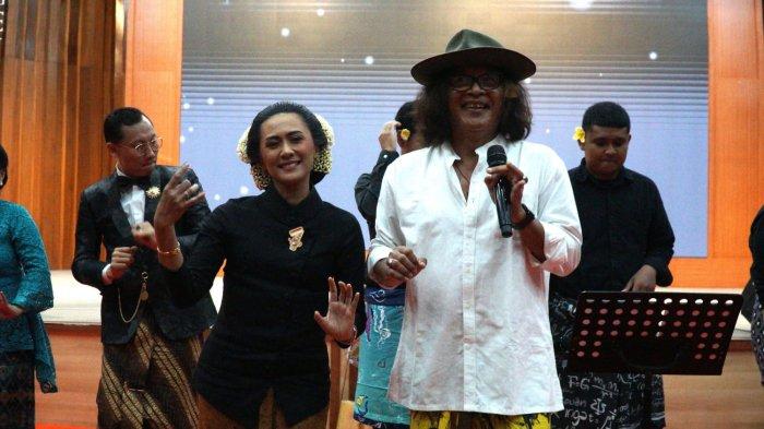 Wastra Nusantara, Seni dan Doa: Sudut Pandang Budayawan Sujiwo Tejo dan Rektor Intiyas - Halaman ...