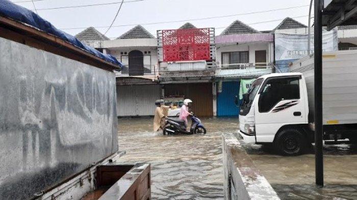 Foto-foto Dahsyatnya Banjir Semarang, Puluhan Sepeda Motor di Jalan Gajah Raya Mogok ...