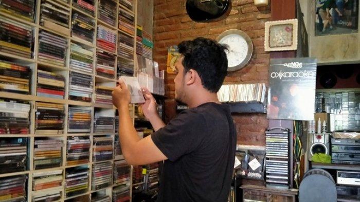 Selama Pandemi Covid-19, Penjualan CD di Toko Ini Justru Meningkat ...