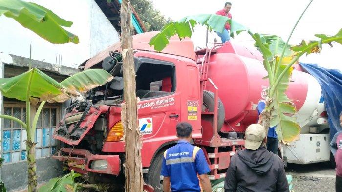 Kecelakaan di Cilacap, Truk Tangki BBM Tabrak Truk Parkir dan Pagar Rumah Warga - Tribunjateng.com