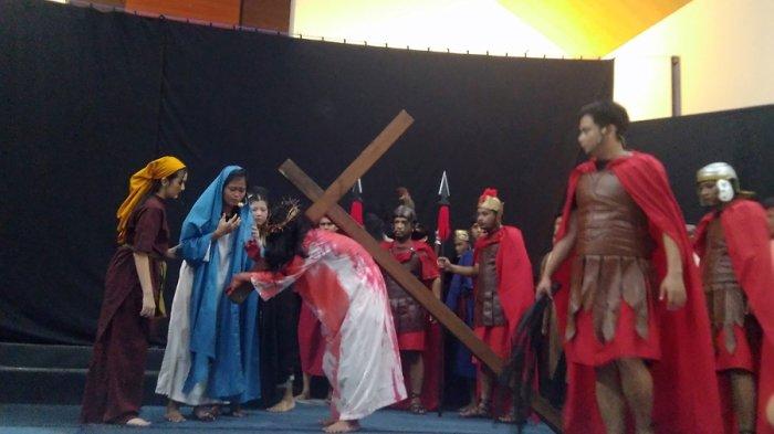 70 Remaja Kristiani Tampilkan Teatrikal Jalan Salib di Gereja Paroki ...