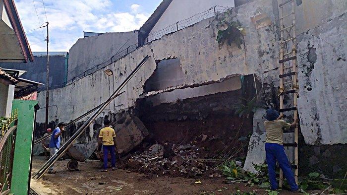 Tembok Bangunan Gudang Pabrik Kapal Api di Semarang Ambrol ...