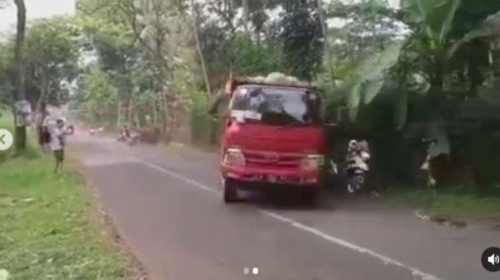 Aksi Truk Oleng Berujung Kecelakaan di Batang. Truk Sambar Penonton ...