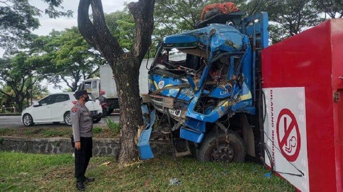 Rem Blong, Truk Tabrak Pohon di Karanganyar Demak - Tribunjateng.com
