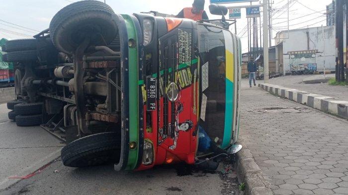 Kronologi Truk Tronton Terguling di Jalan Kaligawe Genuk Semarang, Gara-gara Sopir Ngantuk ...