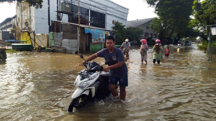 Kisah 2 Remaja di Kudus Jadi Relawan Dadakan, Bantu Tuntun dan Perbaiki Motor Warga Akibat ...