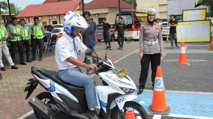 Cerita Siswa SMK Sempat Gagal Ujian SIM C, Kini di Lintasan Baru Polres ... Cerita Siswa SMK Sempat Gagal Ujian SIM C, Kini di Lintasan Baru Polres ...