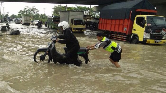 Ribuan Rumah di Tiga Kecamatan Terendam Banjir Akibat Sungai Pemali Meluap - Tribunjateng.com