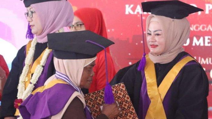 Kisah Mbah Karmi, Usia Hampir Seabad Lulus dari Sekolah Lansia ... Kisah Mbah Karmi, Usia Hampir Seabad Lulus dari Sekolah Lansia ...
