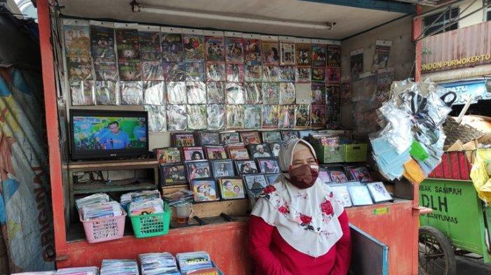 Video Pedagang Keping VCD Bajakan, Tersisihkan Hiburan Digital Lewat ...
