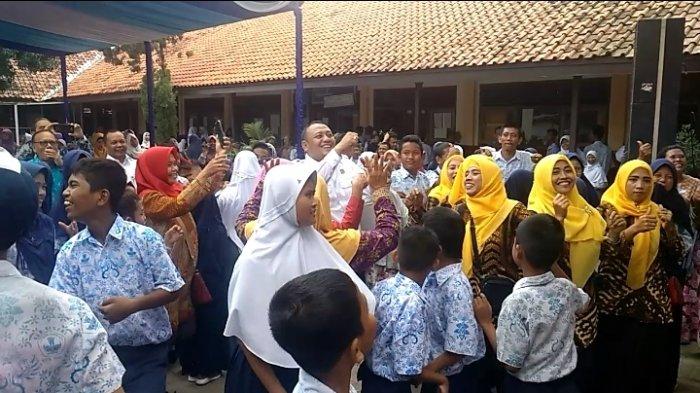 Nyanyikan Pamer Bojo Didi Kempot, Wali Kota Dedy Yon Joget Bareng Anak ...