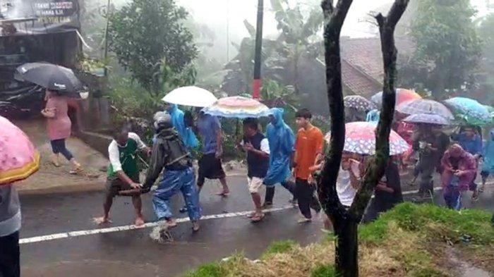 Warga Dusun Menggala Banyumas Geruduk Kantor BPTU Sapi, Diklaim Jadi Penyebab Banjir ...