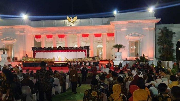 Penonton Wayang Kulit di Istana Mengheningkan Cipta Berdoa Gempa Banten ...