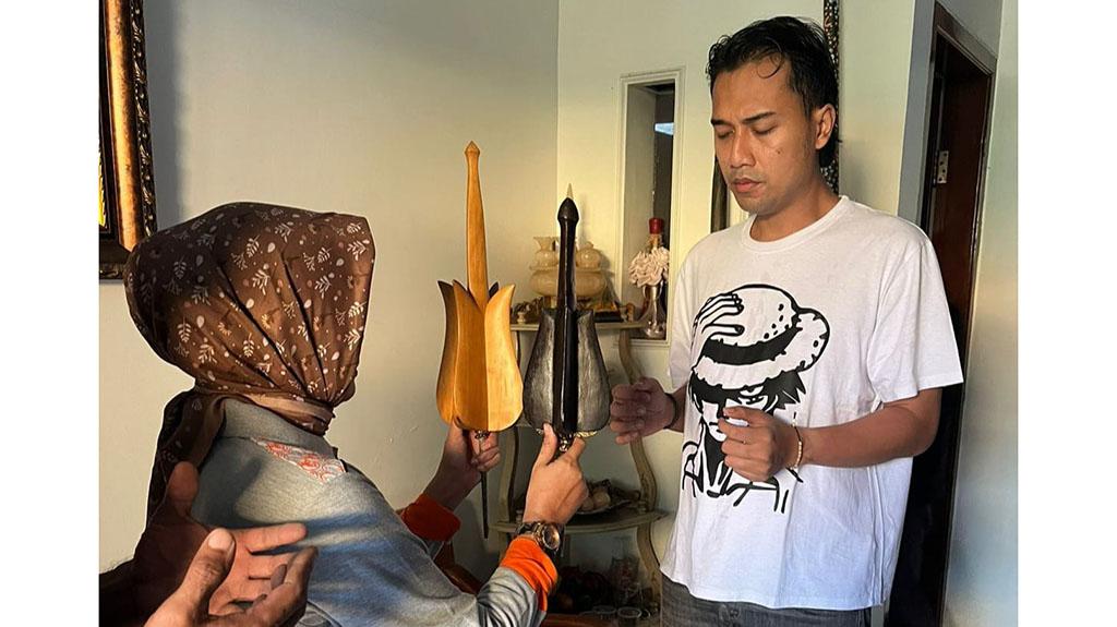 Warisan Ki Enthus: Bima-Mujab Terima Pusaka Tombak Plered Sebagai ...