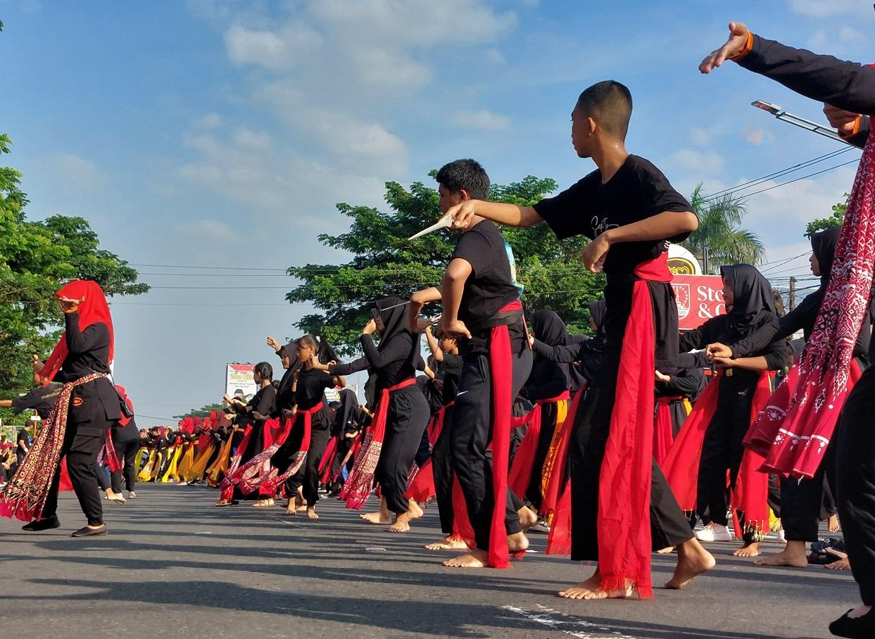 Hari Tari Dunia, Ratusan Siswa Menari Bersama di CFD Jalan Lawu ...