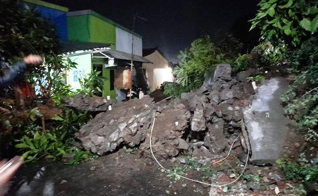 Video Talud Longsor di Cinde Semarang Malam-malam Timpa 1 Mobil 4 Rumah ...