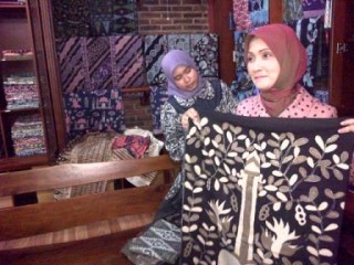 Rustri Senang ada Batik Bermotif Tugu Muda - Tribunjateng.com