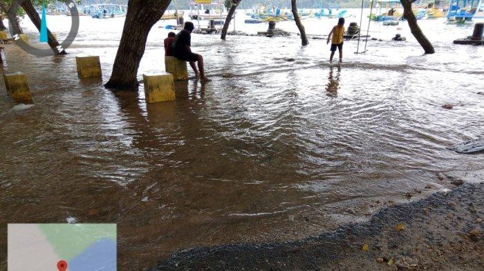 Pantai Kondang Merak dan Jembatan Panjang Ditutup Akibat Diterjang Banjir Rob - tribunjatim ...