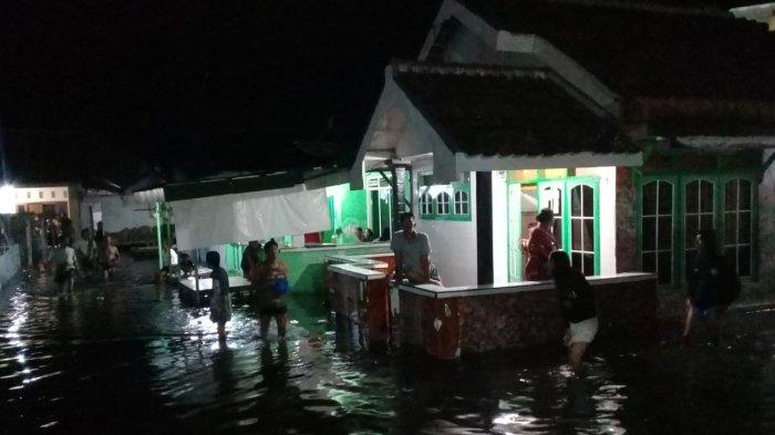 Tiga Desa di Situbondo Diterjang Banjir Rob, Empat Perahu Rusak dan Ratusan Rumah Tergenang ...