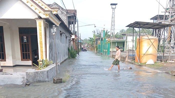 Banjir Kali Lamong Bergeser ke Kecamatan Benjeng, Ratusan Rumah Tergenang - tribunjatim-timur.com