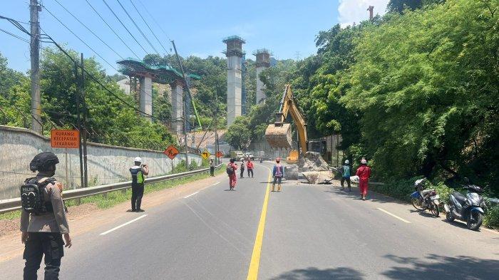 Aktivitas Breaker Jalan Tol Probowangi, Batu Besar Jatuh ke Jalur ...