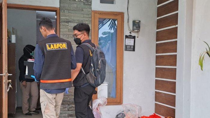 Bidlabfor Polda Jatim Olah TKP di Rumah Satu Keluarga Tewas di Pakis, Malang - tribunjatim-timur.com