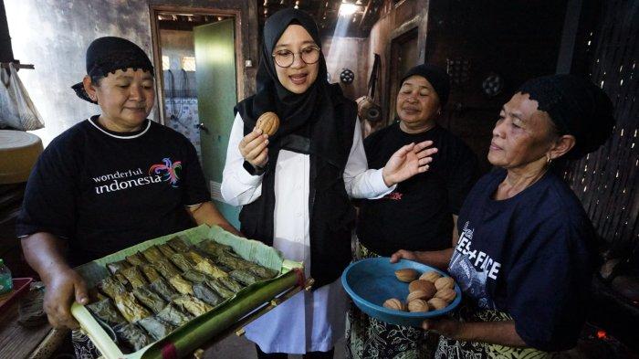 Nikmatnya Kue Klemben Tradisional dari Desa Adat Banyuwangi ...