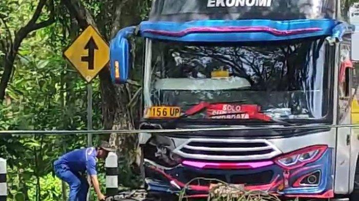 Gagal Salip Truk, Bus Sugeng Rahayu Adu Moncong dengan Pengendara Motor di Ngawi - tribunjatim ...