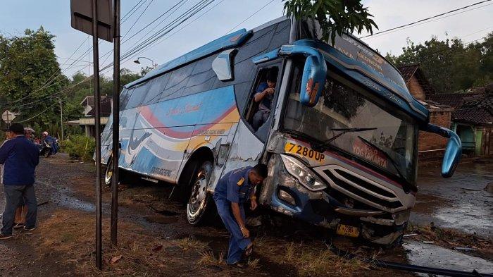 Hendak Mendahului, Dua Bus Terlibat Tabrakan Kecelakaan di Ngawi - tribunjatim-timur.com