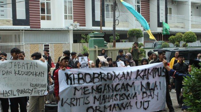 Dugaan Pungli KIP-K, Puluhan Mahasiswa Universitas Islam Jember Demo - tribunjatim-timur.com