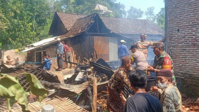 Kebakaran Hanguskan Dua Rumah warga Alaspandan Probolinggo - tribunjatim-timur.com