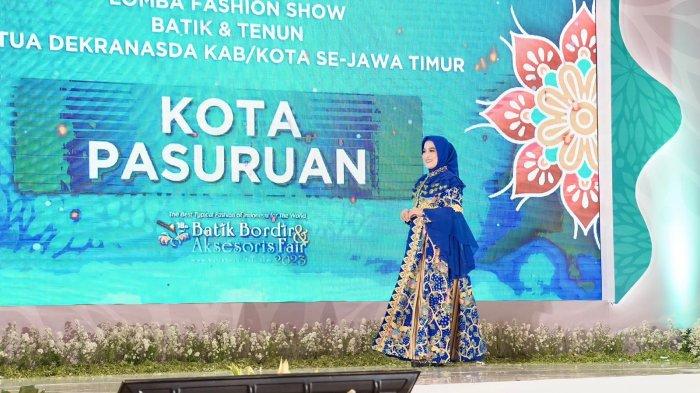 Lomba Fashion Show Batik, Gaun Batik Diperagakan Istri Wawali Kota ...