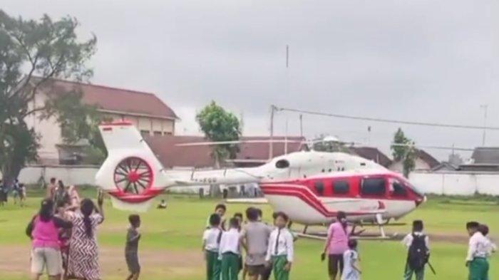 Cuaca Buruk, Helikopter Angkut Direksi Gudang Darat Mendarat Darurat di Ngoro Jombang ...