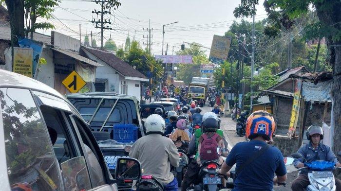 Portal Jalan Raya di Jember Ambruk Ditabrak Truk, Dishub Minta Ganti ...