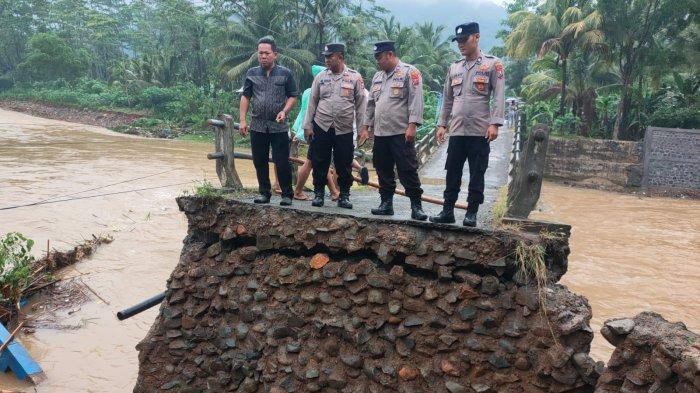 Hujan Guyur Trenggalek, Jembatan Putus dan 4 Rumah Tertimpa Tanah Longsor - tribunjatim-timur.com