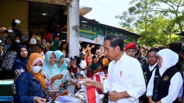 Presiden Jokowi Blusukan ke Pasar Ngawi, Cek Harga Jelang Ramadan - tribunjatim-timur.com