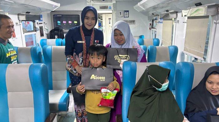 Peringati Hari Pelanggan Nasional, KAI Daop 8 Sapa Pelanggan KA Mutiara Timur - tribunjatim ...