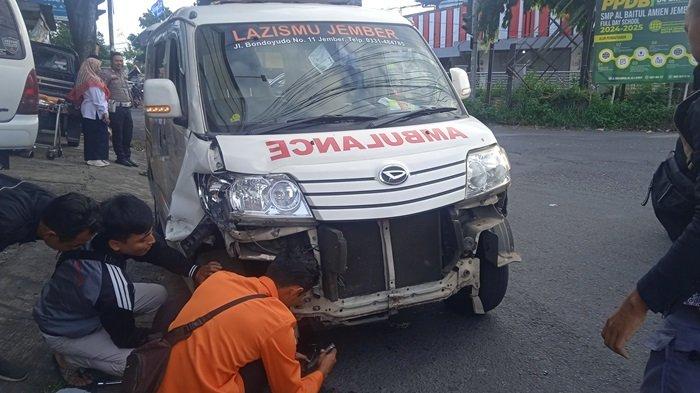 Ambulan Kecelakaan Saat Antar Pasien di Jember - tribunjatim-timur.com