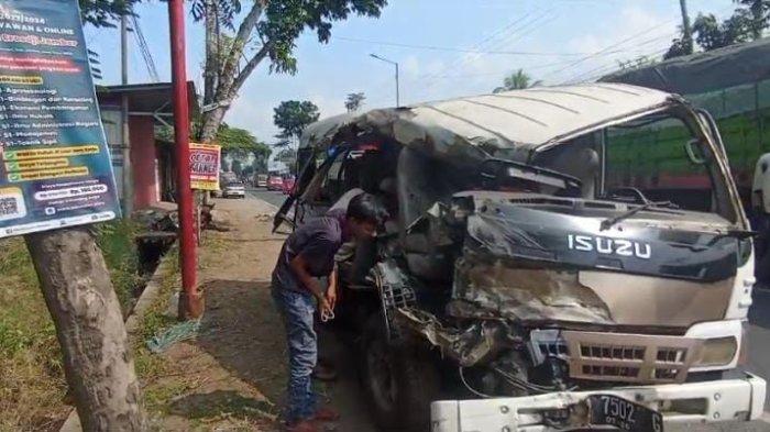 Kecelakaan Beruntun Elf Vs Truk di Jember, Delapan Penumpang Mobil Terlempar - tribunjatim-timur.com