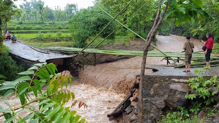 Hujan Deras, Jembatan Penghubung Dua Desa di Probolinggo Terputus - tribunjatim-timur.com
