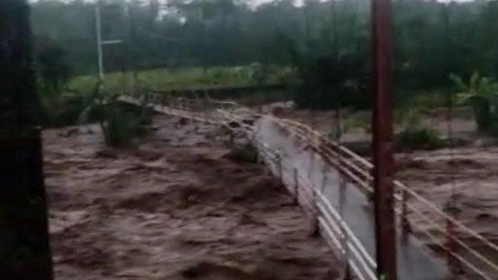 Jembatan Penghubung 2 Kecamatan di Kabupaten Probolinggo Putus Diterjang Banjir - tribunjatim ...