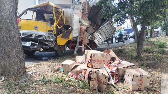 Truk Box Muat Makanan Ringan Hantam Pohon di Jalur Pantura Probolinggo ...