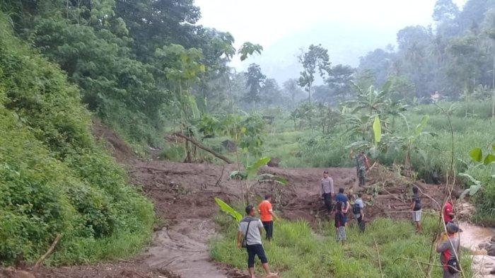 Tertimbun Longsor Sepanjang 200 Meter, Akses Jalan Dua Desa di Situbondo Terganggu - tribunjatim ...