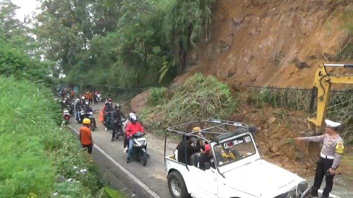 Hujan Lebat Sebabkan Jalan Tembus Sarangan - Tawangmangu Magetan Diterjang Longsor - tribunjatim ...
