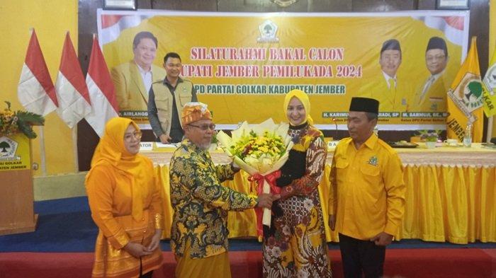 Kenakan Jilbab Kuning, Mantan Bupati Faida Paparkan Visi Misi di Golkar ...