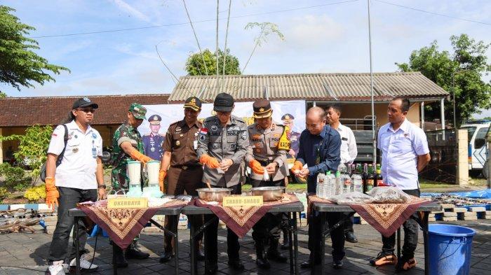 Forkopimda Jember Musnahkan Ribuan Botol Miras, Ganja, dan 50 Knalpot Hasil Operasi Pekat 2024 ...