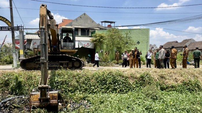 Pj Bupati Pasuruan dan Dewan Tinjau Normalisasi Sungai Yang Dangkal Menjelang Musim Hujan ...