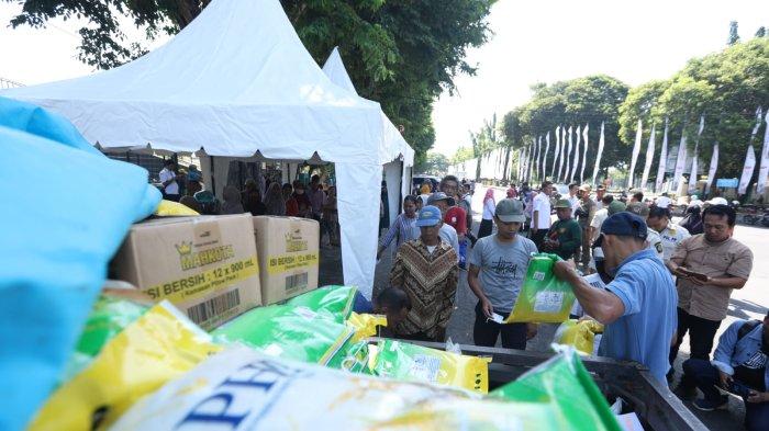 Tiap Hari Pemkab-Bulog Banyuwangi Gelontor 10 Ton Beras untuk Operasi Pasar - tribunjatim-timur.com
