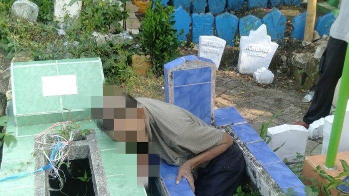 Dikira Tidur, Pria Lansia Ditemukan Meninggal Dunia di Atas Makam di Gresik - tribunjatim-timur.com