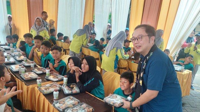 Bagikan Makan Bergizi Untuk Anak Berkebutuhan Khusus di Hari Ikan ...